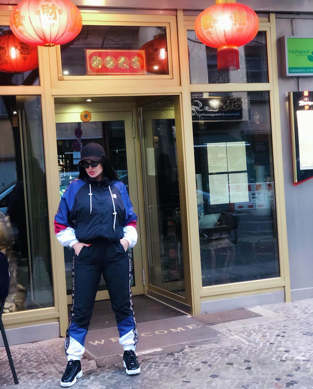 Pjevačica u krvavim ranama | Story