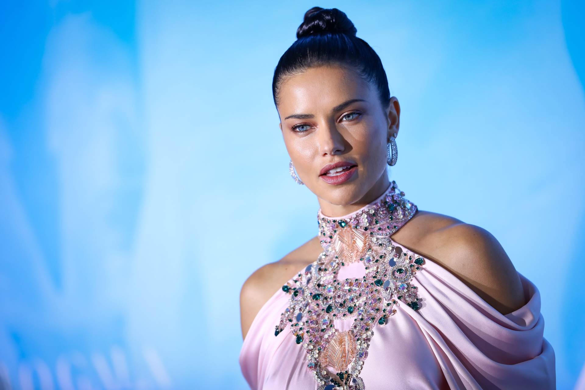 Adriana Lima iza svilene haljine skriva trudnički trbuščić? | Story