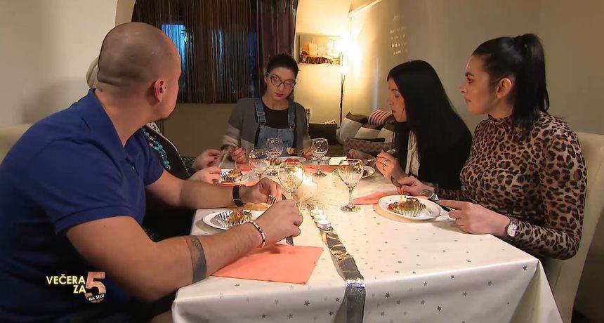VEČERA ZA PET NA SELU Gostima hranu poslužila na plastičnim tanjurima | Story