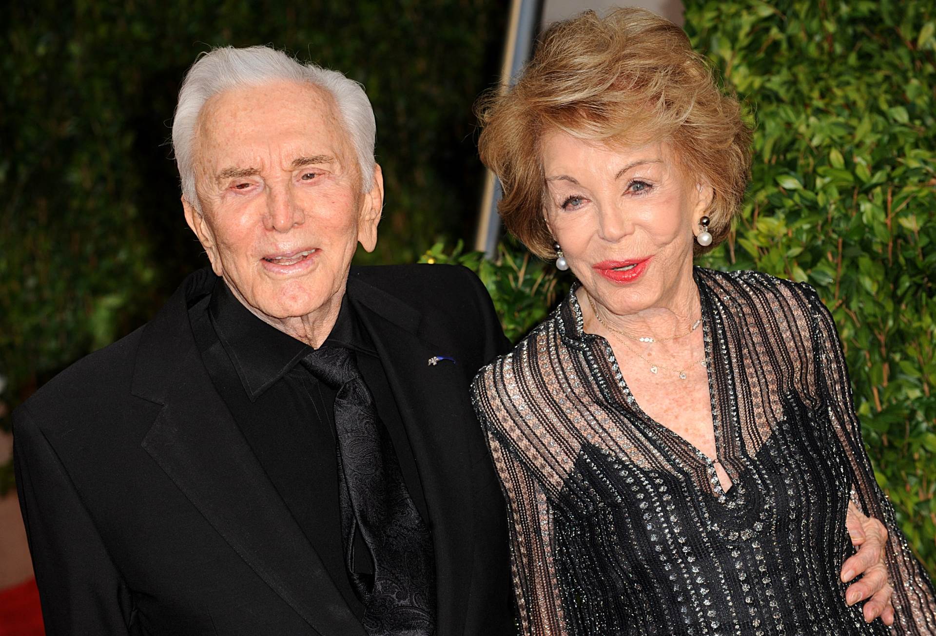 U 103. GODINI Preminula udovica Kirka Douglasa | Story