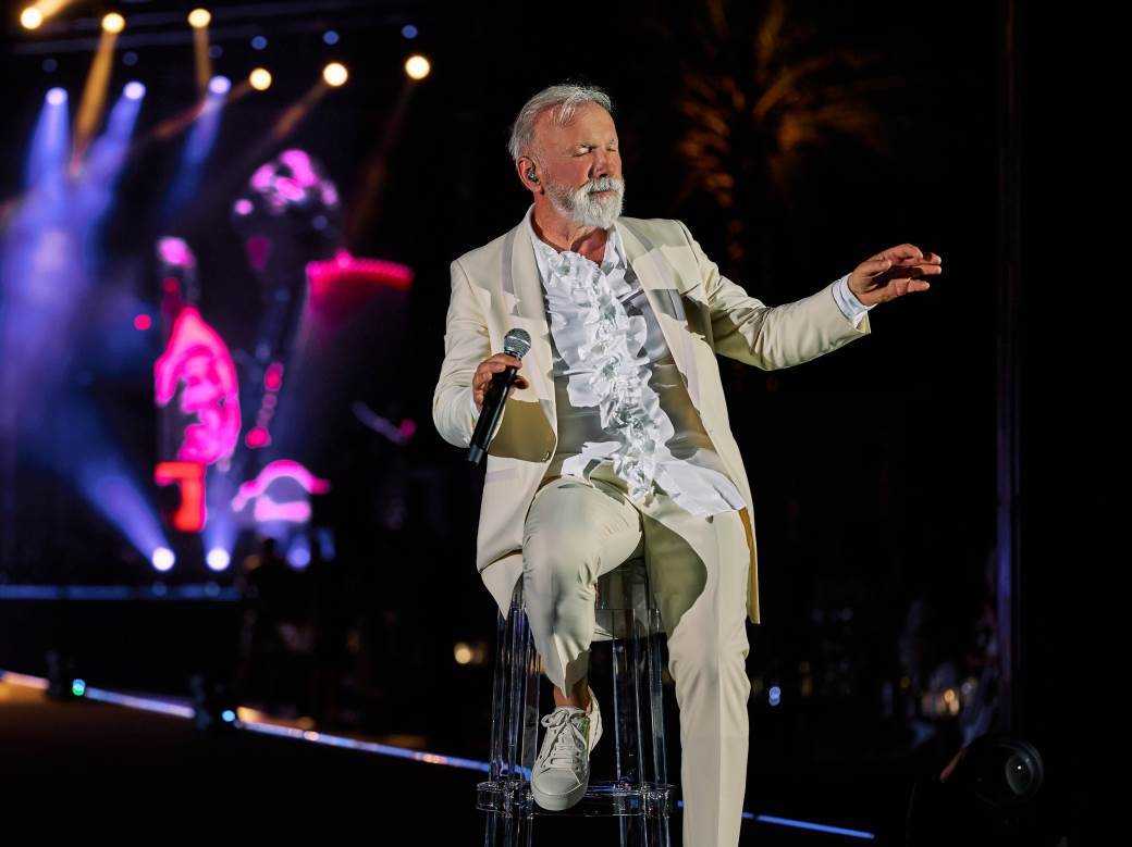 DIno Merlin koncert posvetio majci | Story