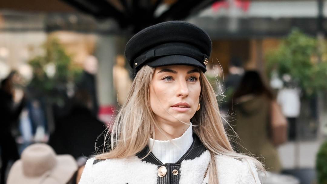 Dama s dizajnerskom torbom na špici | Story