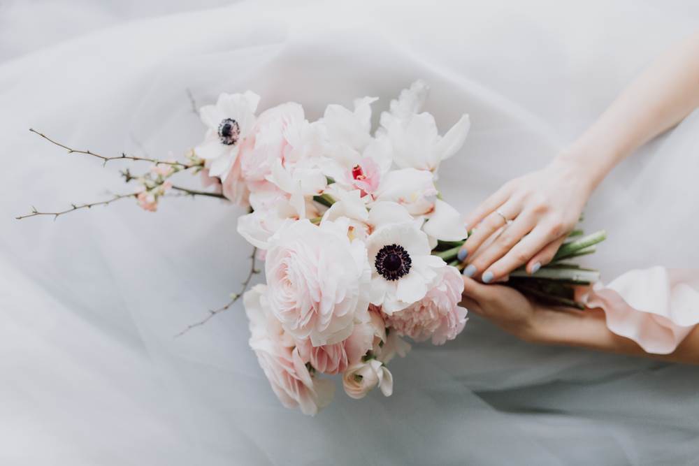 Anemone, ranunkule, tulipani vjenčani buketi | Story