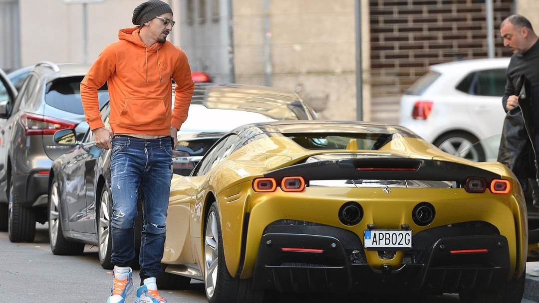 Zlatan Ibrahimović vozi zlatni Ferrari | Story