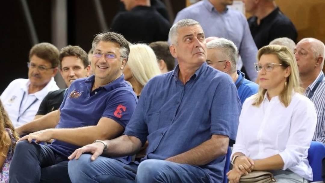 Andrej Plenković s djecom na košarkaškoj utakmici | Story