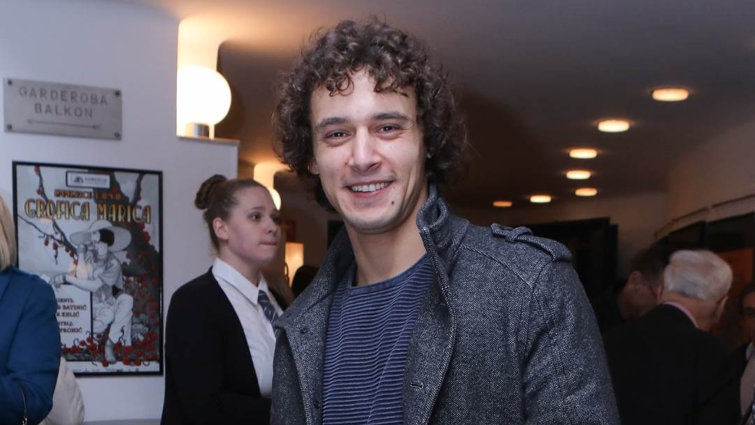 Filip Vidović ulovljen u zagrljaju najdraže žene | Story