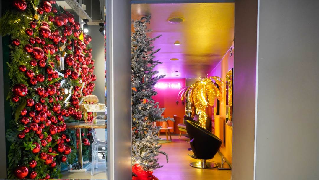 Božićni ugođaj u salonu Vikler i ruž | Story