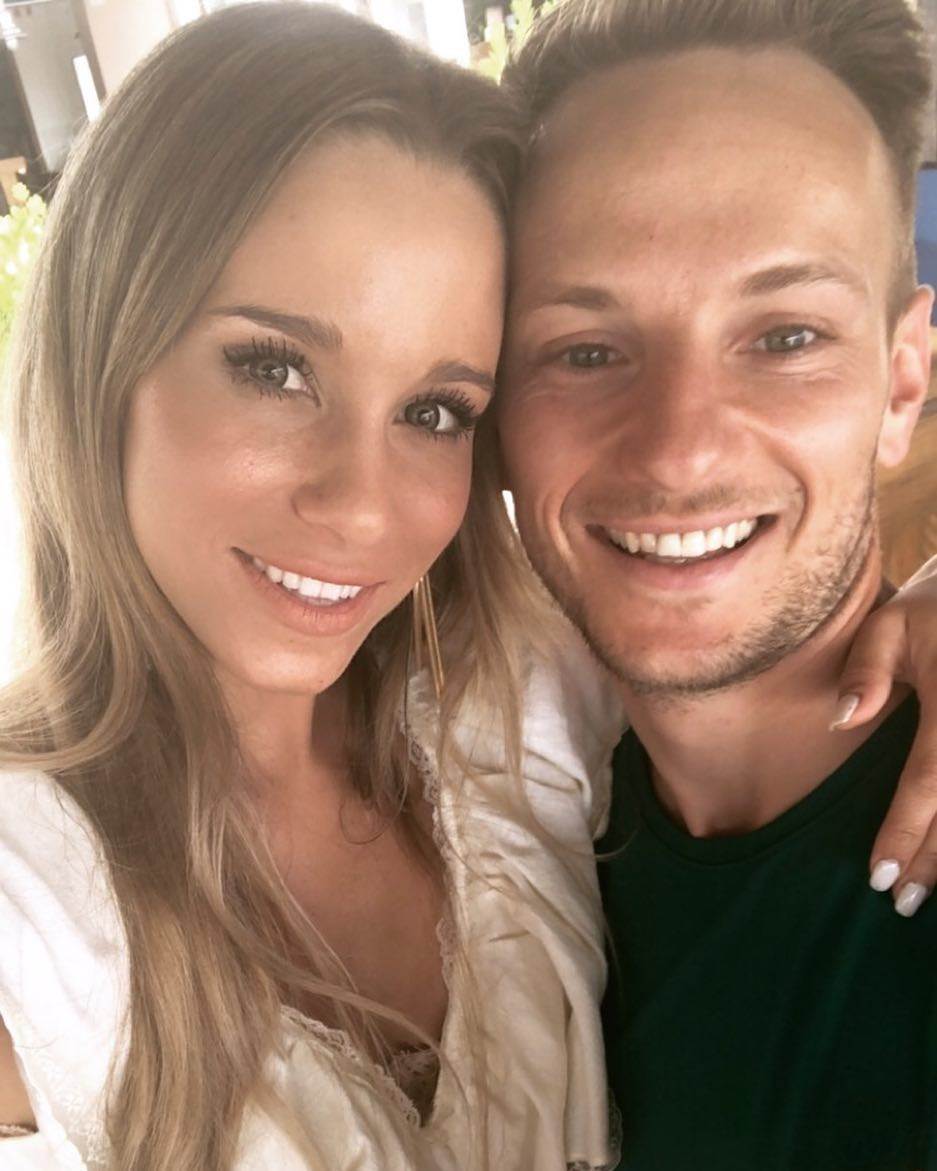 Procurila fotografija Rakitićeve Raquel iz kreveta | Story