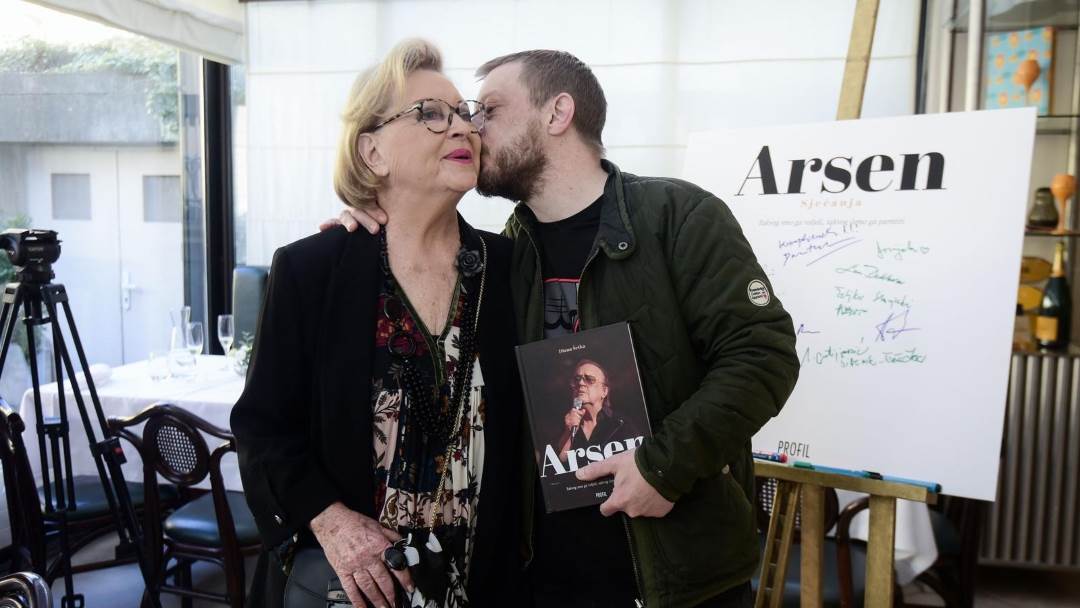 Matija Dedić pozirao s majkom i kćeri | Story