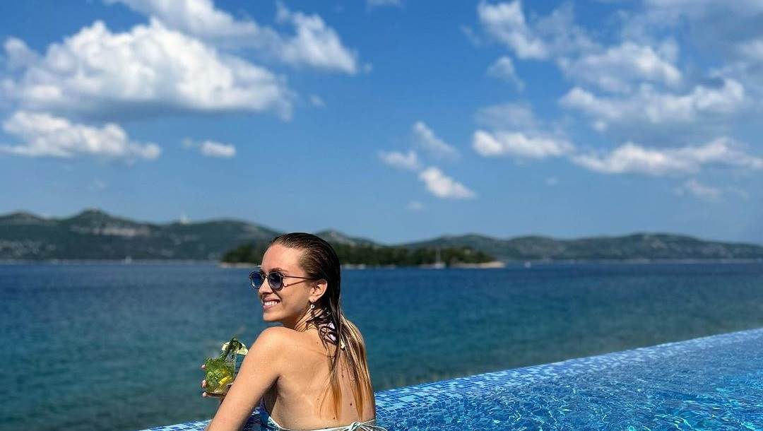 Domenica Žuvela pozirala u sićušnom bikiniju, svi se pitaju zašto je sama | Story