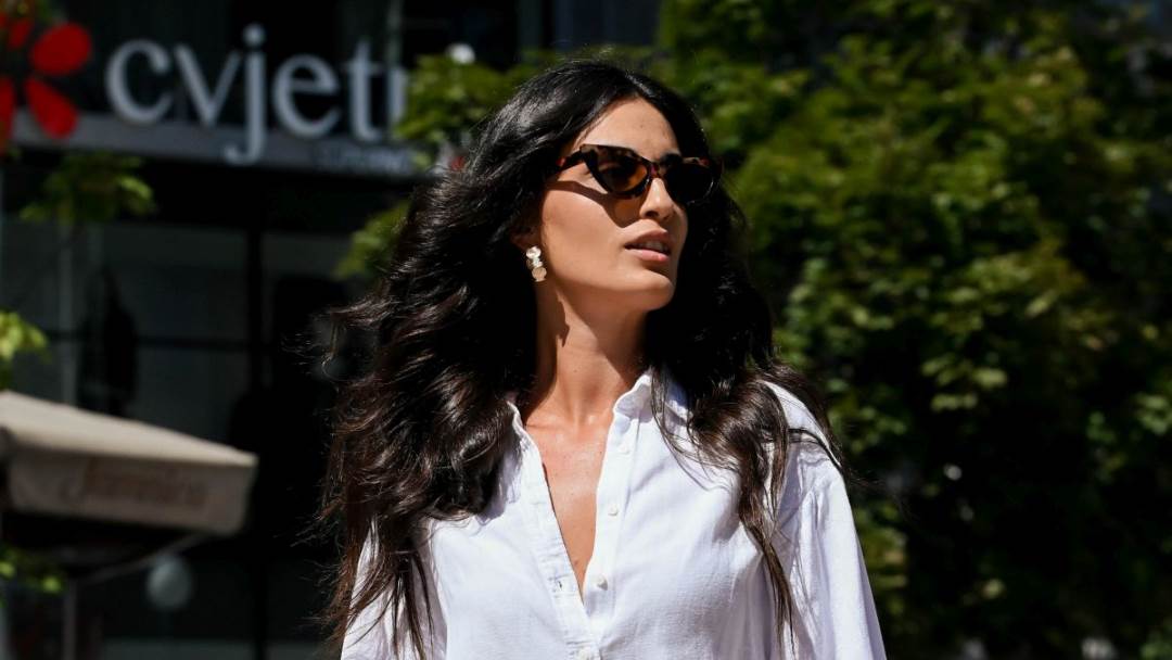 Atraktivna crnka prošetala špicom | Story