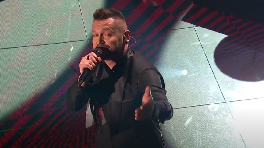 Ivan Dečak ispisao ime pjesme na automobilu prije nastupa na Dori | Story