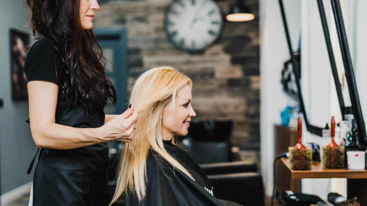 Frizerka otkrila najbolju frizuru i boju kose za žene u pedesetima | Story