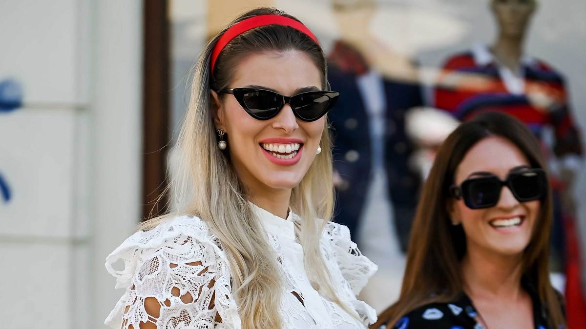 Ljeptica u elegantnoj bijeloj čipkastoj haljini na špici | Story