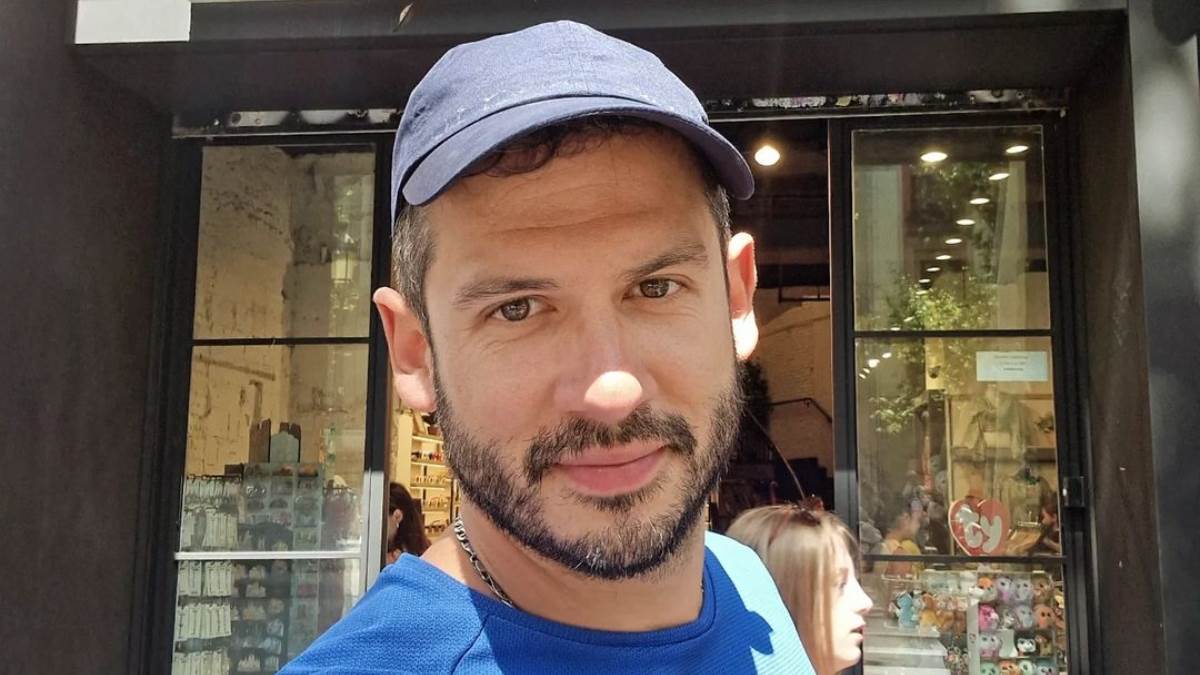 Boris Rogoznica pozirao na skulpturi u obliku mjeseca | Story