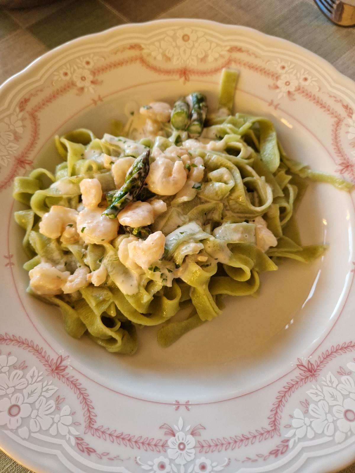 Recept čitatelja za kozice na bijelo s šparogama i domaćim zelenim ...