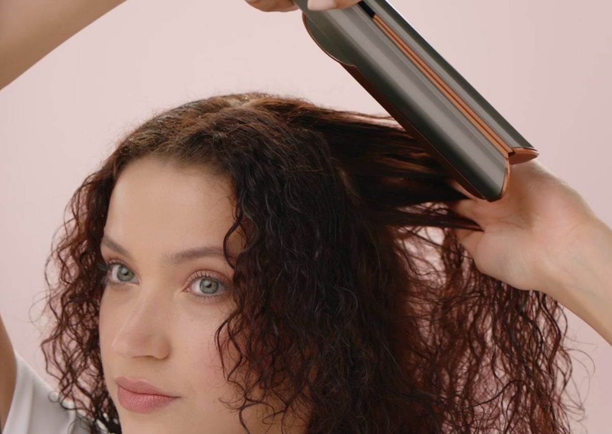 DYSON: Pegla za kosu koristi mlaz vrućeg zraka | Story