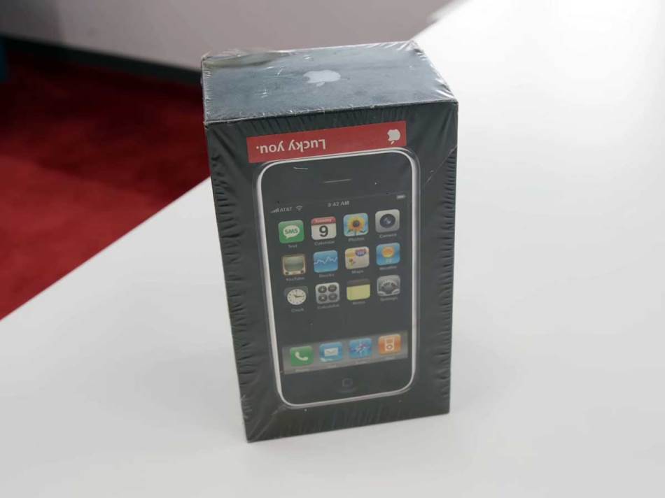 ORIGINALNI IPHONE: Prodan je za rekordnih 190.000 dolara | Story