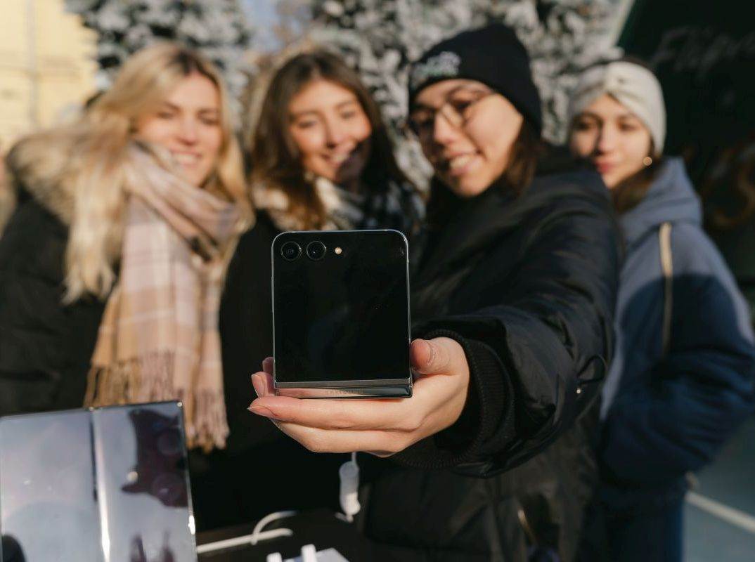 ZIGMAN BOX: Uz Galaxy Z Flip5 osvojite modne dodatke | Story