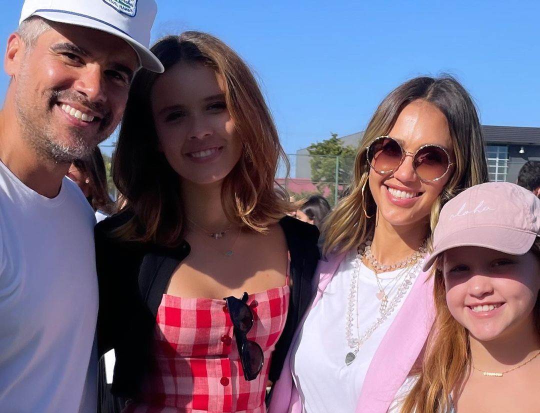 Jessica Alba ide na terapiju s kcerima | Story