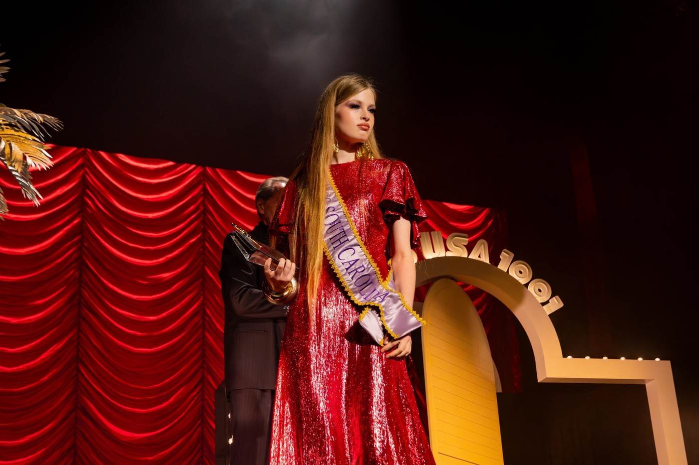 Otac joj je najbogatiji čovjek svijeta, a ona mora dijeliti stan s 3 ...