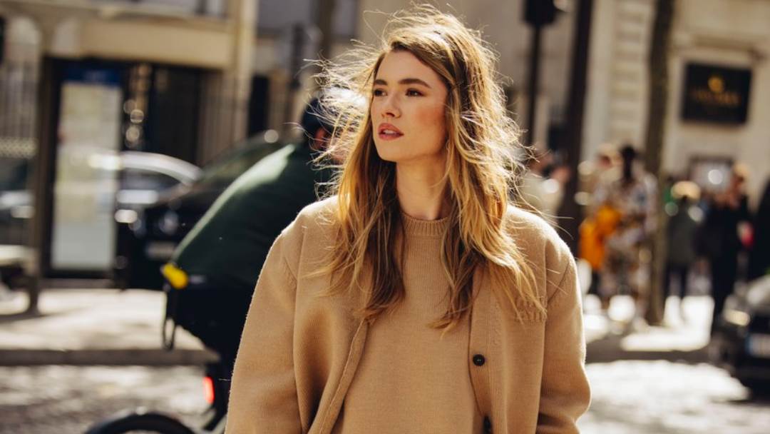 Kako nositi pulover i slip suknju na jesen 2023 | Story