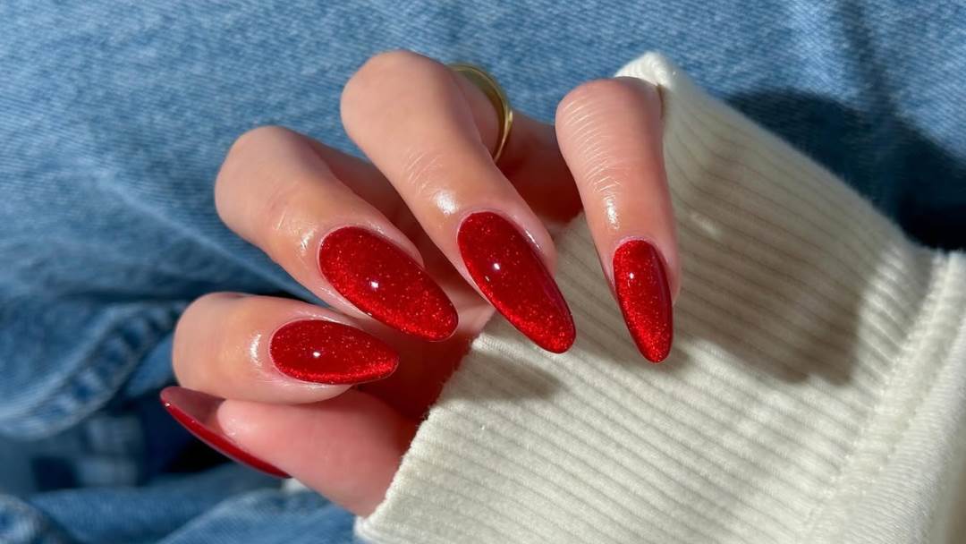 Kako nositi crvene nokte prosinac 2024 | Story