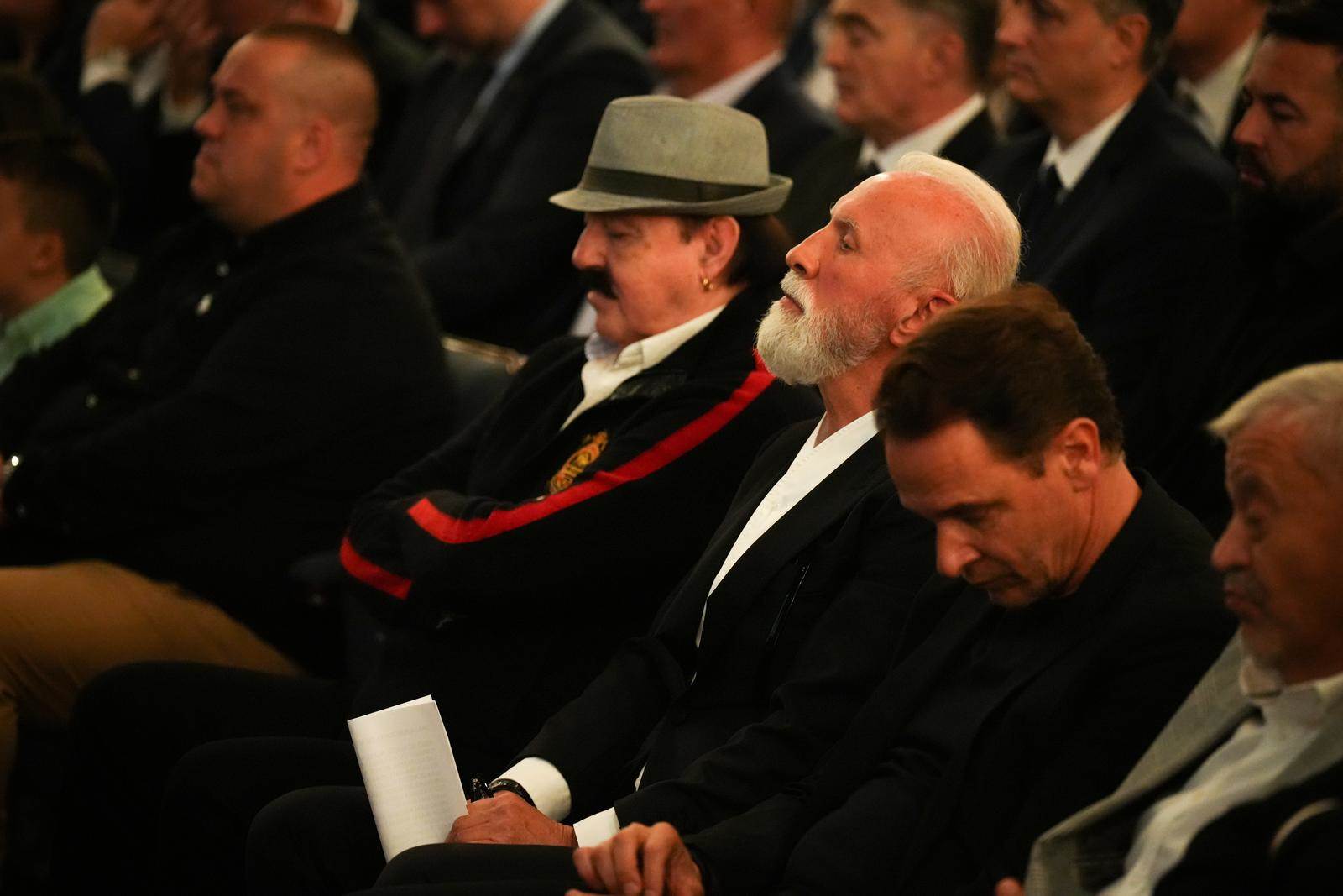 Što je Dino Merlin napravio na komemoraciji za Halida Bešlića | Story