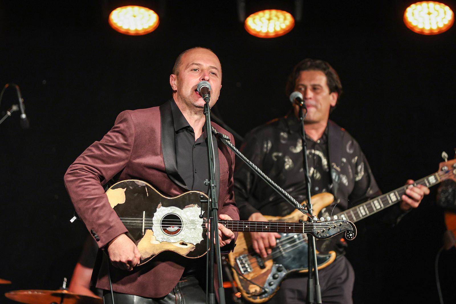 Damir Popović iz grupe Gazde ženio se dvaput i ima 5 djece | Story