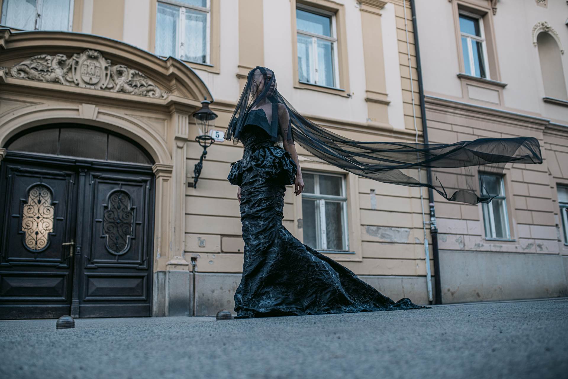 Jeste li primijetili ženu u crnoj vjenčanici na ulicama Zagreba? | Story