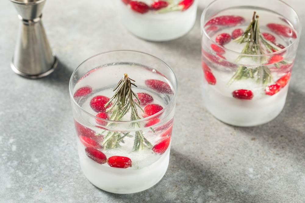 Recept za zimski koktel Snow Globe | Story