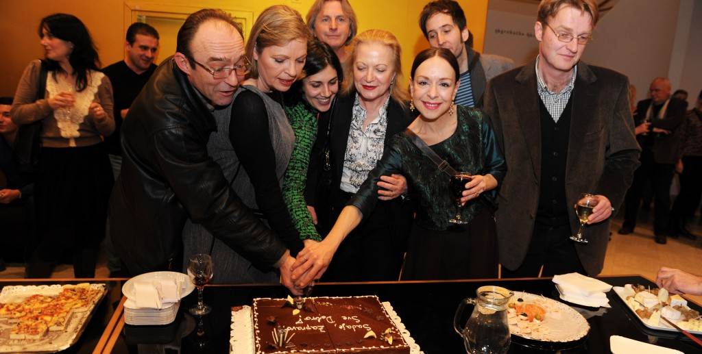 Olja Lozica i vesela kazališna družina na premijeri predstave 'Sada je ...