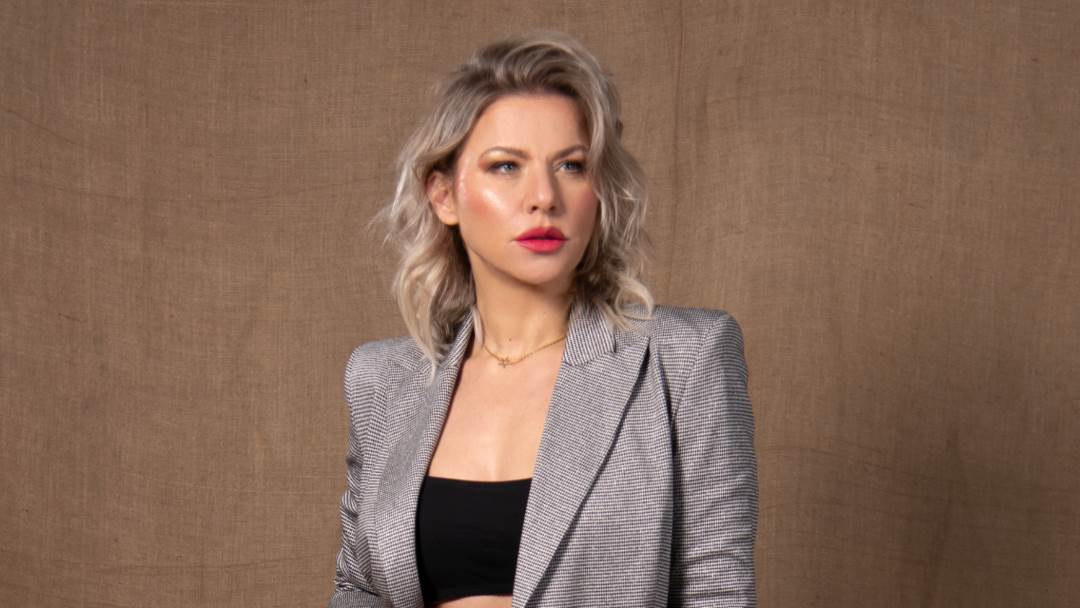 Ana Begić Tahiri u sivom odijelu brenda DeLight | Story