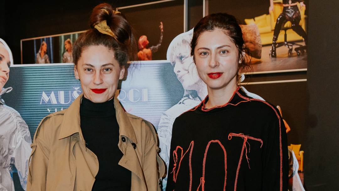 Judita Franković Brdar sa sestrom na premijeri predstave | Story