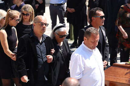 Supruga i sinovi Jasmina Stavrosa na njegovom sprovodu | Story
