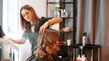 Što nervira frizerku kad ljudi rade dok ih frizira | Story